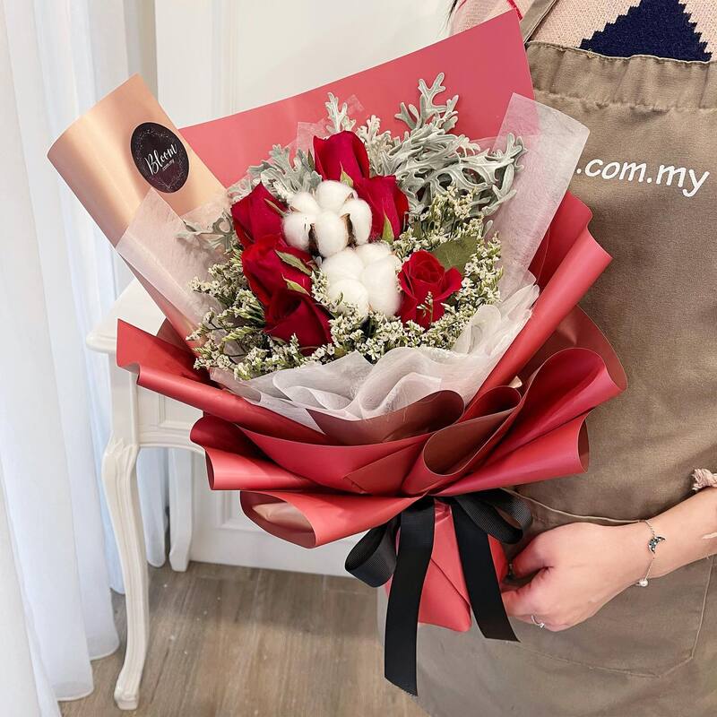 Christmas Hand Bouquet 03 | Bloom