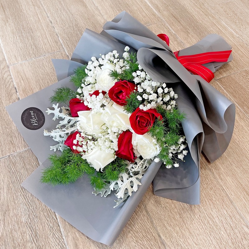 Christmas Hand Bouquet 06 | Bloom